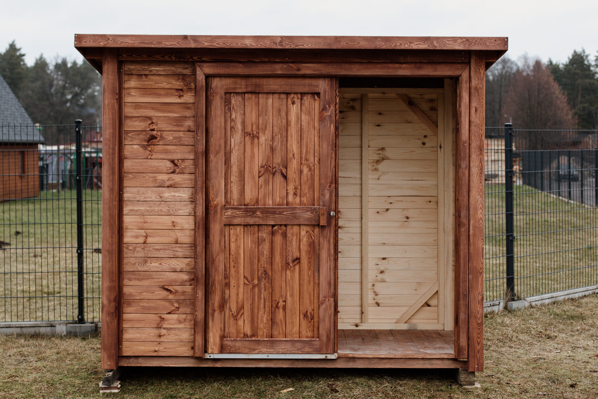 12. Domek narzędziowy 2,5 x 1,1m z przesuwnymi drzwiami, dach prosty ...